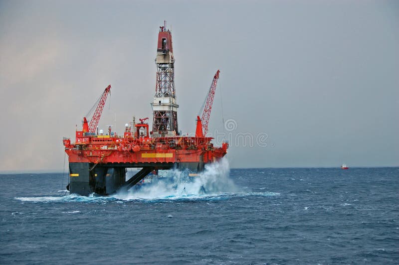 Big Waves Hitting a Semi Submersible Drilling Rig Stock Image - Image ...