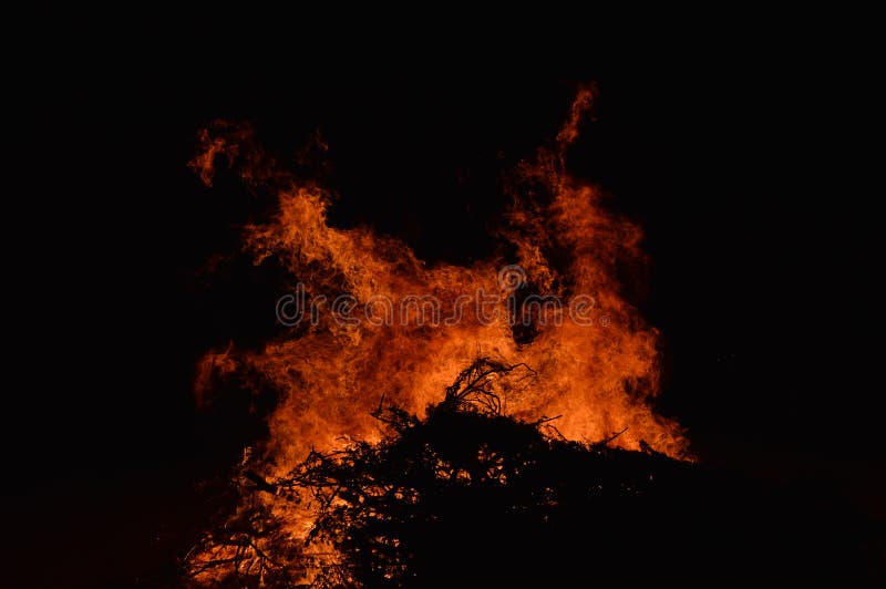 A Big Wood Fire in the Night Stock Image - Image of zoom, danger: 151942093