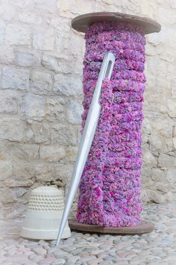 BIG WOODEN SPOOL of FLORAL THREAD, THIMBLE and NEEDLE. SPRING CONCEPT ...