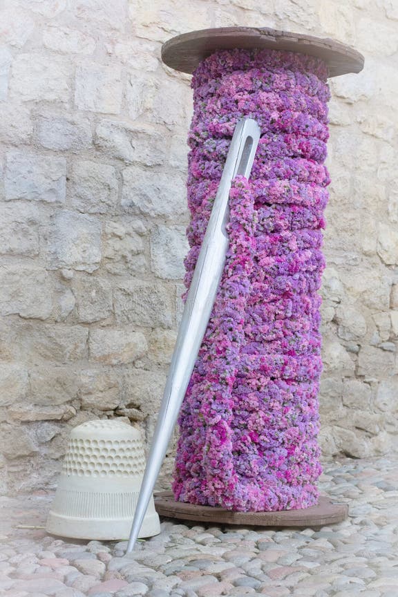 BIG WOODEN SPOOL of FLORAL THREAD, THIMBLE and NEEDLE. SPRING CONCEPT ...