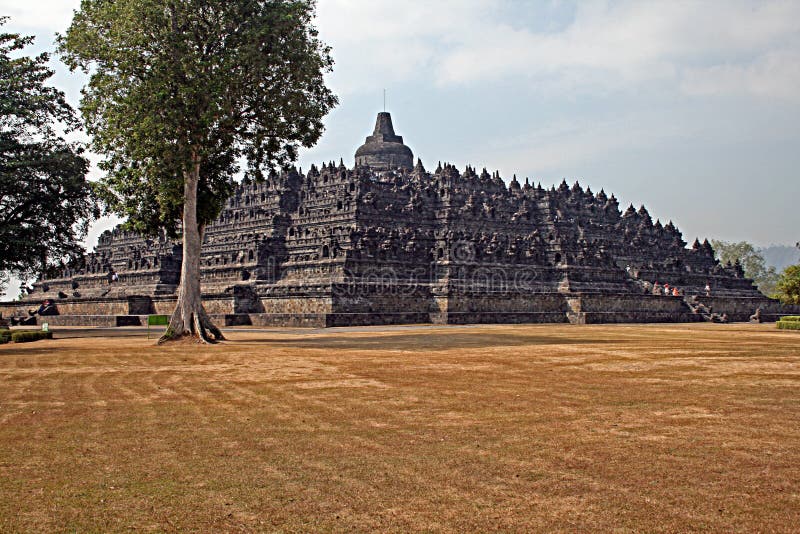 The borobudur stupa editorial photography. Image of borobudur - 106444007