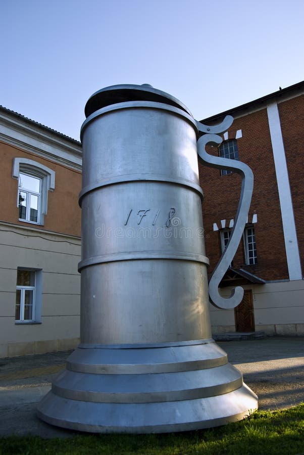 Biggest pint of beer editorial photography. Image of biggest - 14140227