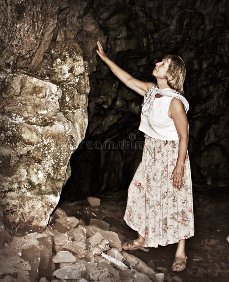 Bij De Ingang Aan Het Berghol Stock Foto - Image of persoon, activiteit ...