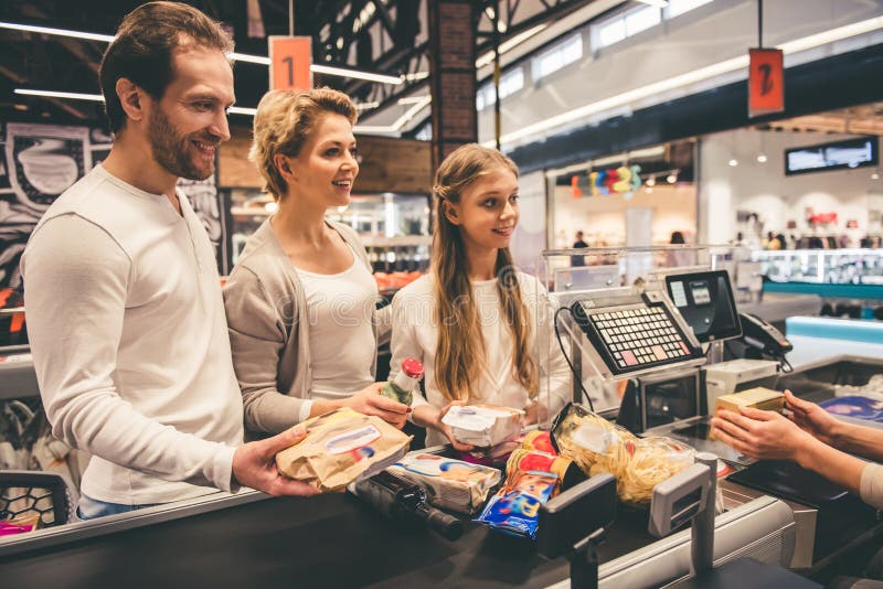 Bij de kassa stock afbeelding. Image of kijk, gelukkig - 89566293