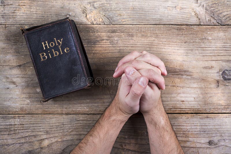 Open Bijbel En Lege Stoel Die Op Gelovige Wachten Stock Foto - Image of ...