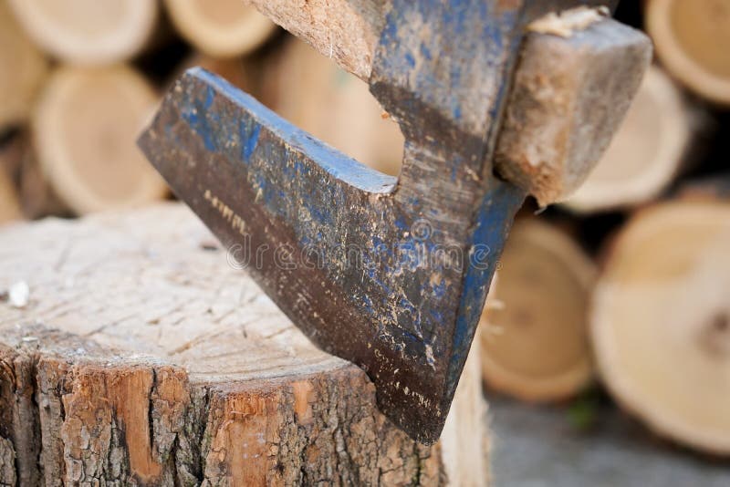 Bijl in hout stock afbeelding. Image of buiten, stomp - 108890233