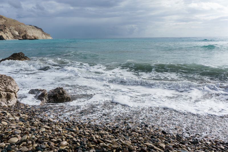Bild Av Det Skummiga Havet, Kiselsten, Molnig Himmel Fotografering för ...