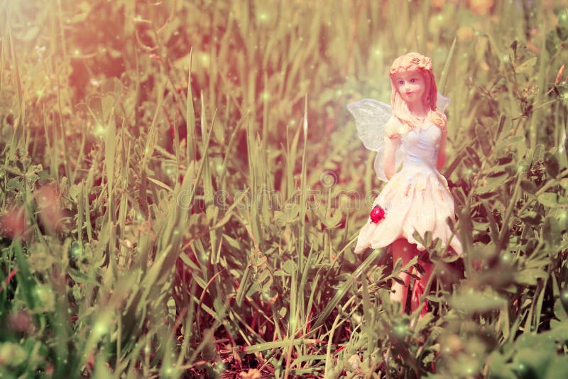 Magische Kleine Fee Im Wald Nahe Bei Altem Geschichtenbuch Stockfoto ...