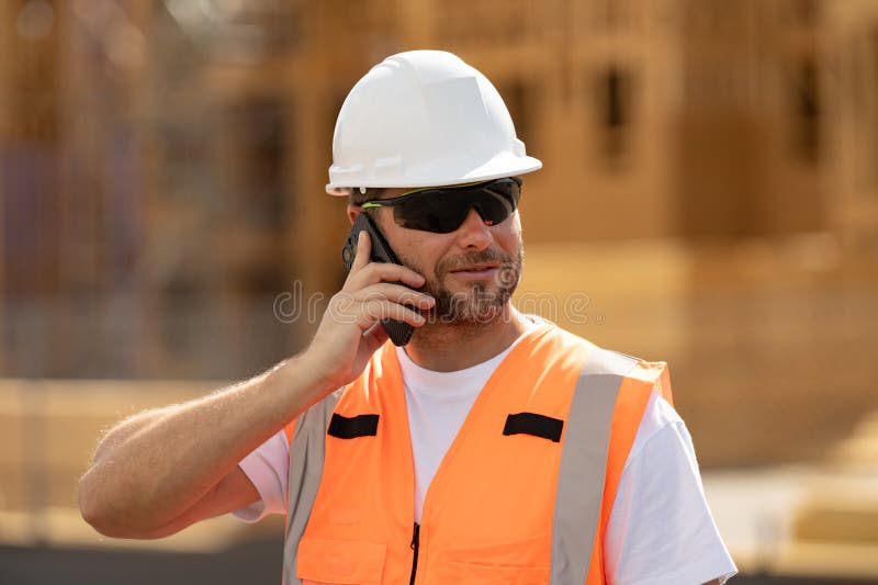 Bilder Man Call with Phone in Hardhat. Construction Man with Helmet ...