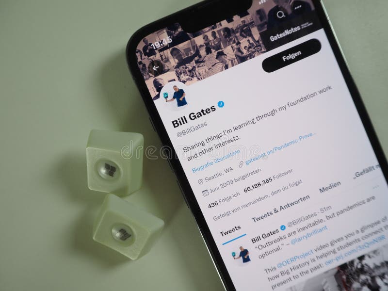 Bill Gates on Twitter with an IPhone Editorial Stock Image - Image of ...