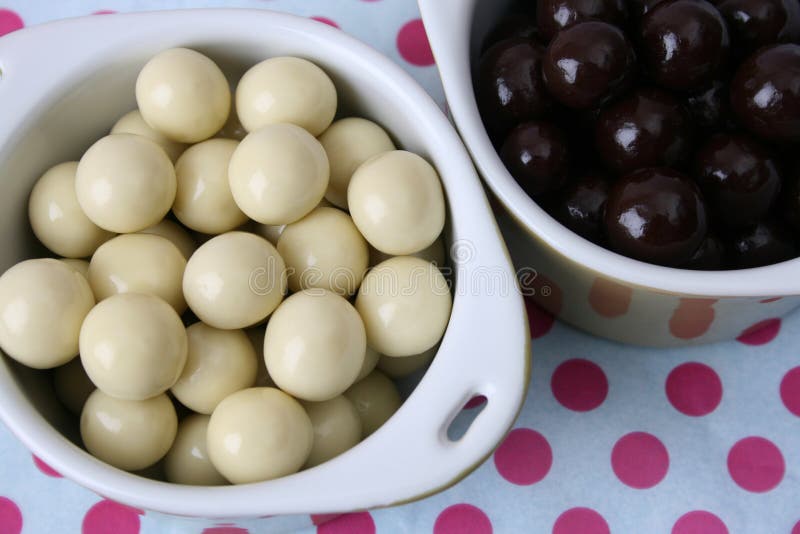 Billes de chocolat image stock. Image du blanc, rose, amusement - 5716035