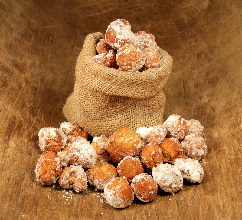 Billes de Ricotta image stock. Image du huit, frit, pâtisserie - 28494643