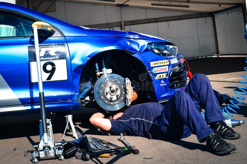 Bilmekaniker redaktionell arkivbild. Bild av sportar - 19401962
