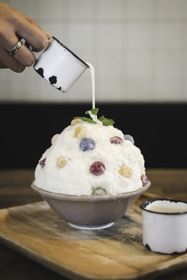 Bingsu De La Leche De Coco Con Las Bolas De Masa Hervida Foto de ...