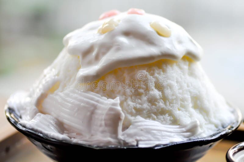 Bingsu O Hielo Del Bingsu O Del Afeitado Del Coco Imagen de archivo ...