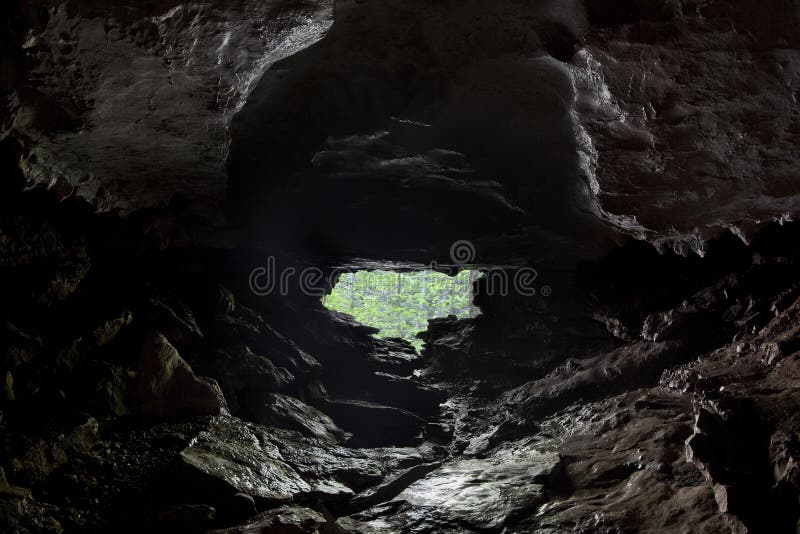 Binnen een Hol stock afbeelding. Image of tunnel, spelunking - 24814267