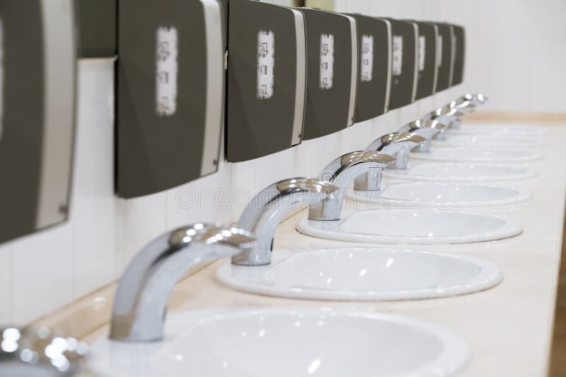 Binnenland Van Een Openbare WC-ruimte Stock Afbeelding - Image of ...