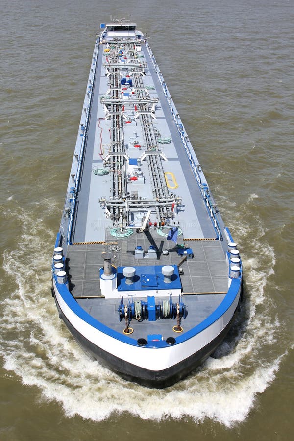 Een tankschip tegen woede stock afbeelding. Afbeelding bestaande uit ...