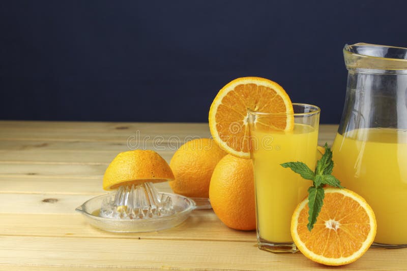Binnenlands Vers Jus D'orange in Een Glaskruik Op Een Houten Lijst Hand ...
