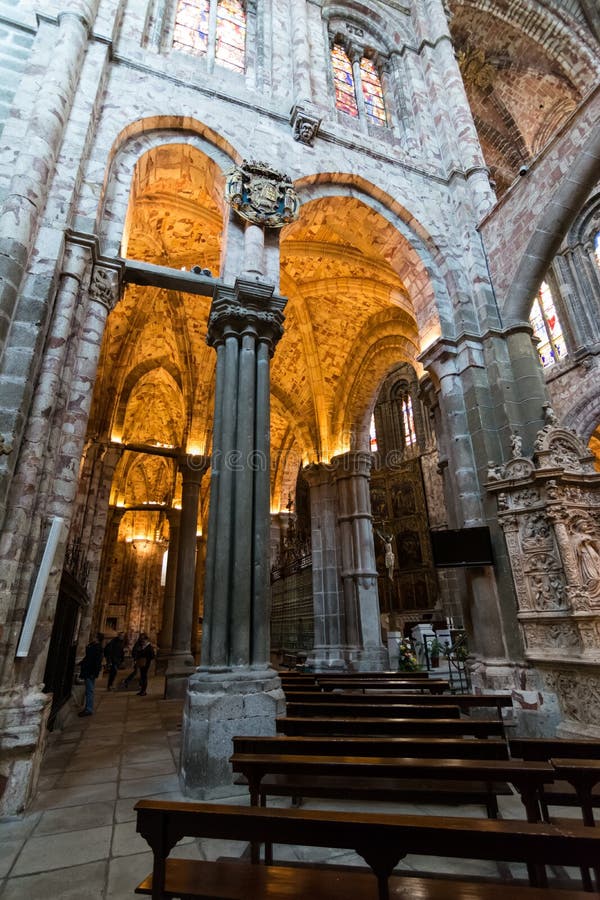 Kathedraal Van Avila Binnenland, Spanje Redactionele Foto - Image of ...