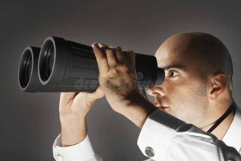 Binocolo Di Looking through Large Dell'uomo D'affari Fotografia Stock ...