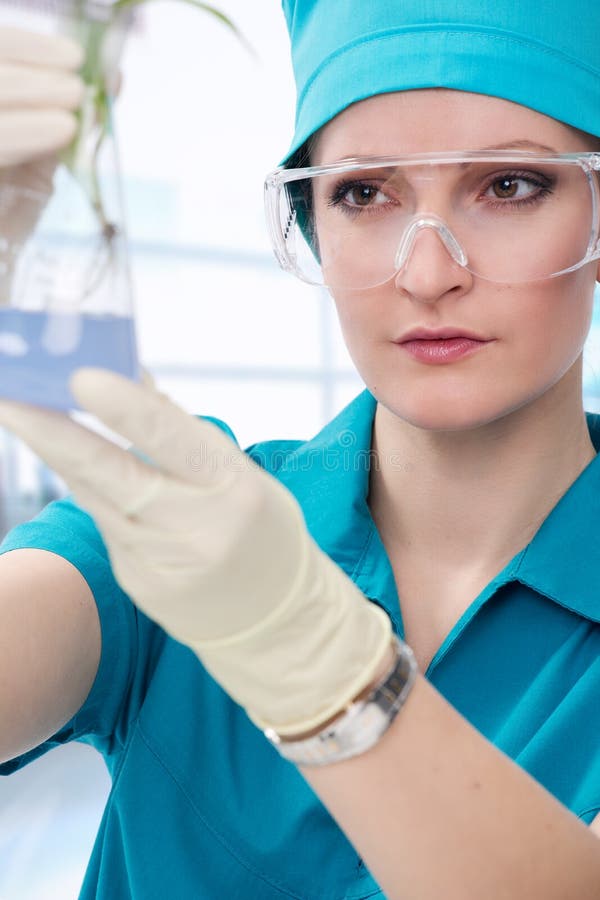 Biologiste De Femme Travaillant Avec Le Microscope Photo stock - Image ...