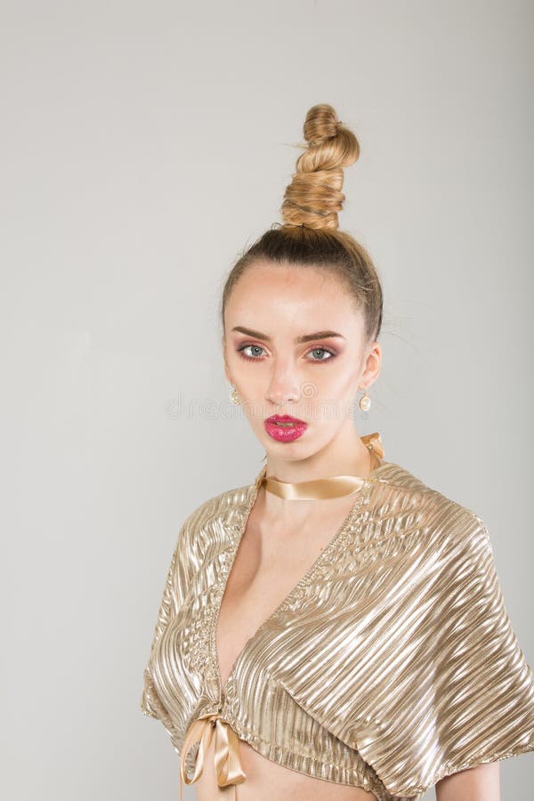 Bionda Alta Con Capelli Lunghi E Trucco Fotografia Stock - Immagine di ...