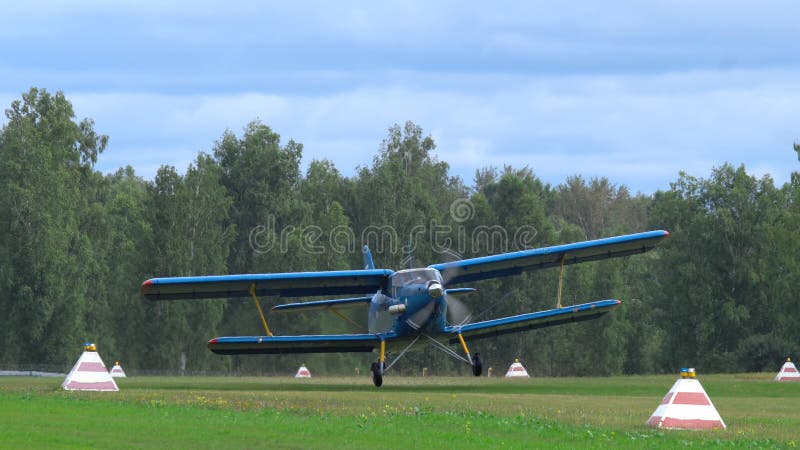Biplan Antonov à l'airshow banque de vidéos. Vidéo du exposition ...