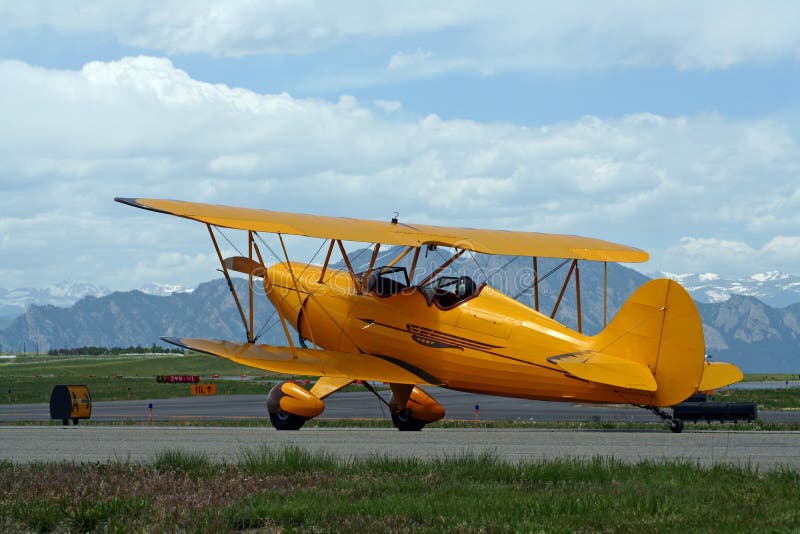 Avion jaune image stock. Image du lumière, petit, jaune - 22909565