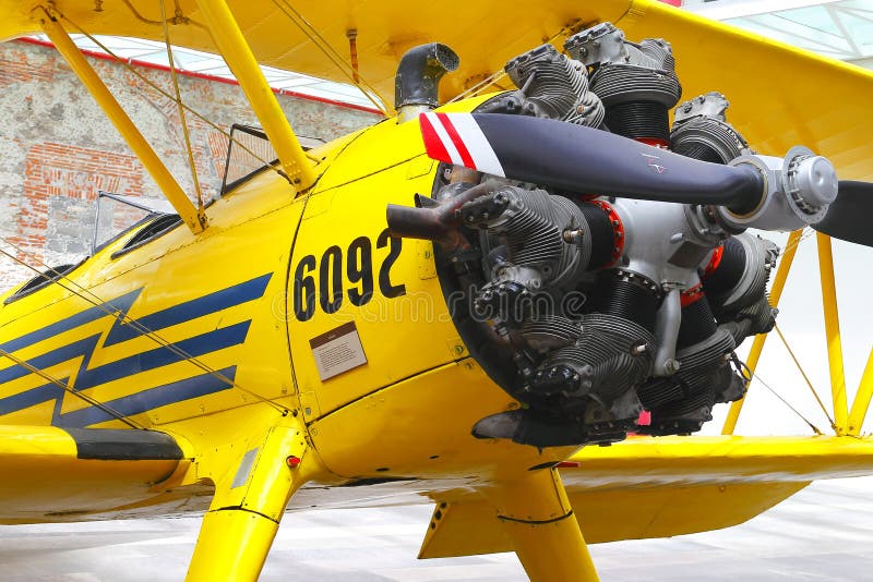 Biplan jaune I photo éditorial. Image du mécanique, mécanisme - 49150781