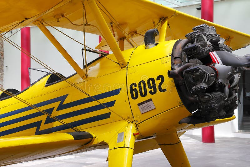 Biplan jaune II photo éditorial. Image du avion, musée - 49150906