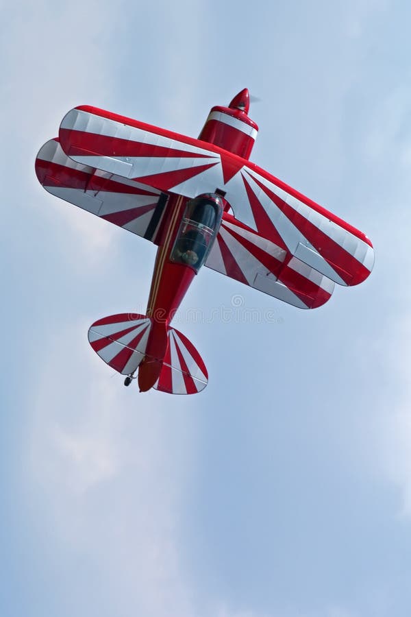 Biplano aeroacrobacia imagen de archivo. Imagen de cielo - 14696637