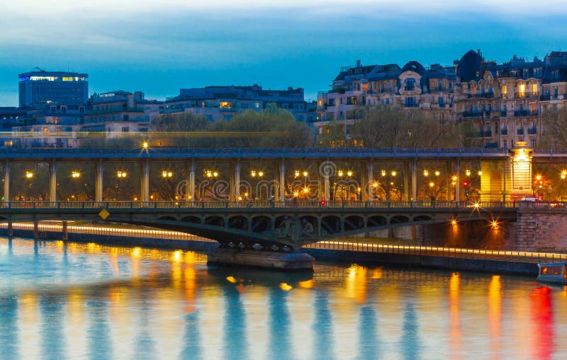 Bir-Hakeim Bridge at Night, Paris Stock Image - Image of light, traffic ...