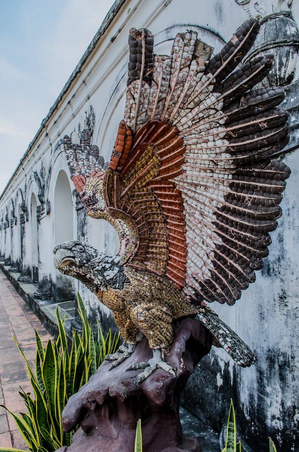 Bird statue stock photo. Image of statue, plants, tree - 43711472