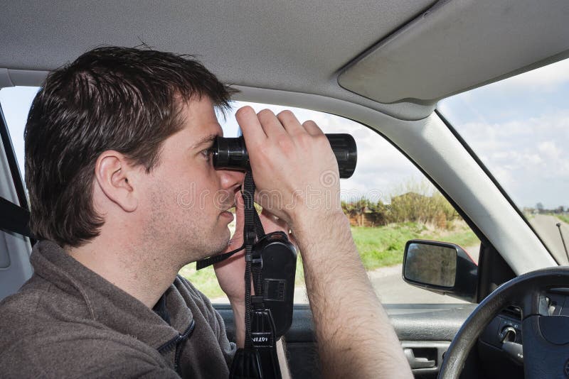 Birder with binoculars editorial photo. Image of recreatie - 129050311