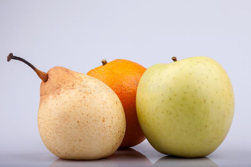 Birne, Orange Und Apfel Auf Weißem Hintergrund Stockfoto - Bild von ...