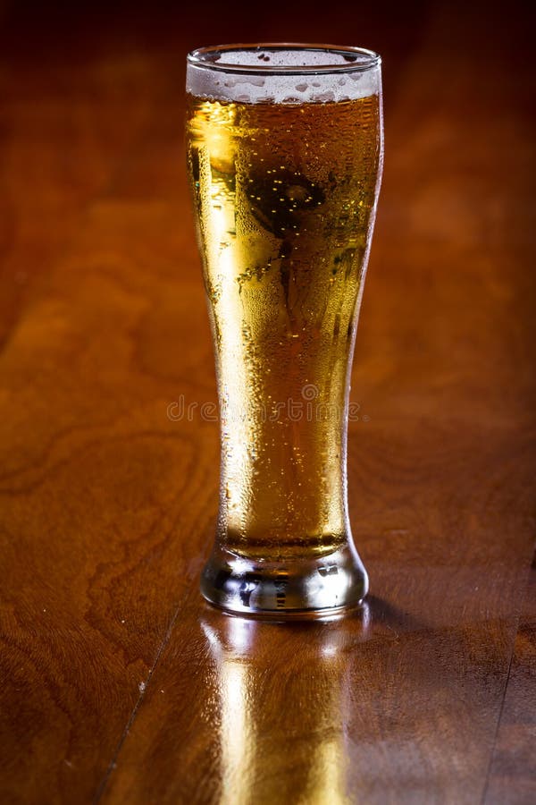 Pinta di birra dorata fotografia stock. Immagine di industrie - 24268938