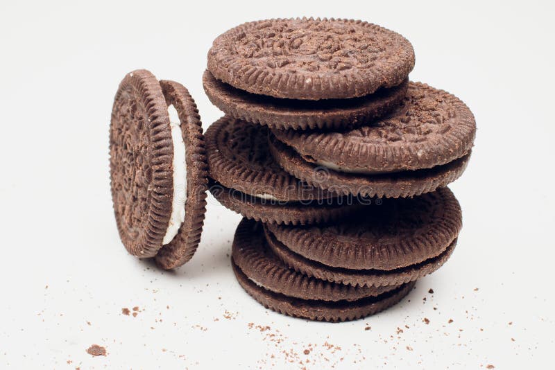 Biscotti Oreo E Briciole Su Fondo Bianco E' Un Panino Rosso Di Velluto ...