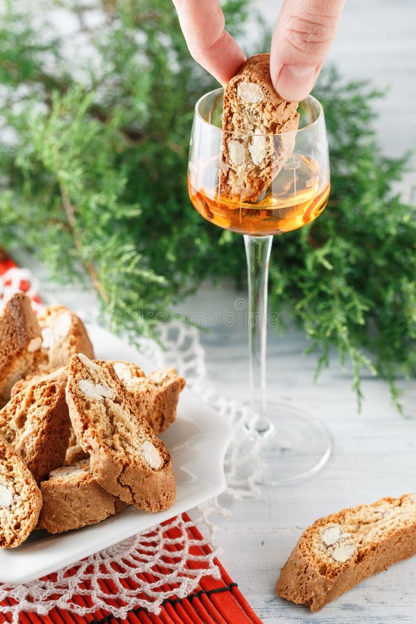 Biscotti Italiani Di Cantuccini E Un Bicchiere Di Vino Fotografia Stock ...