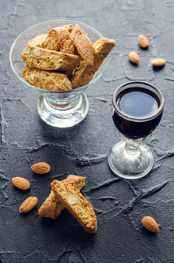 Biscotti Italiani Di Cantuccini E Vino Rosso Immagine Stock - Immagine ...