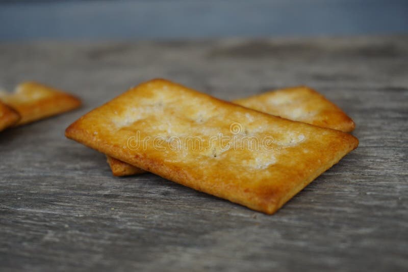 Biscuit Craquant Sur Bois Ancien Photo stock - Image du wooden, biscuit ...