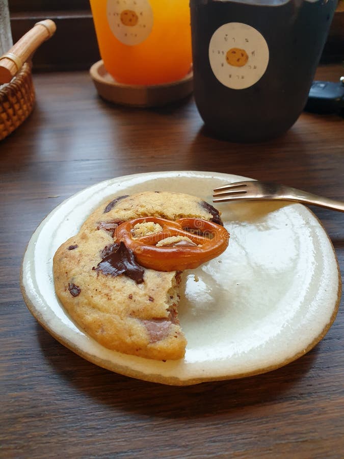 Biscuit Mou De Puces De Chocolat Image stock - Image du puces, dessus ...