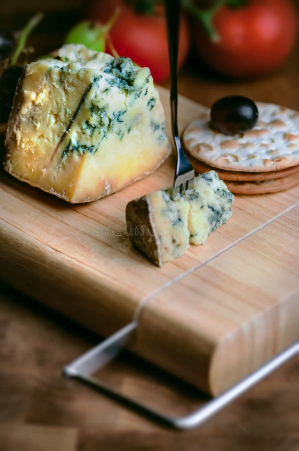 Plateau De Fromages Stilton Affiné Au Bleu Et Raisins Photo stock ...