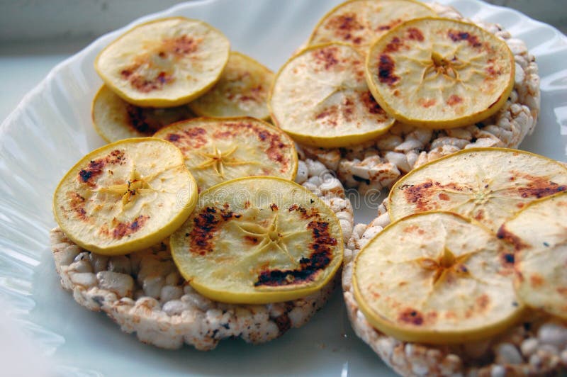 Biscuits De Riz Avec Les Puces Cuites Au Four De Pommes Photo stock ...