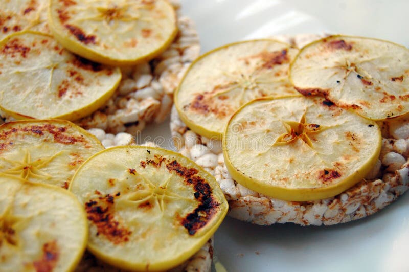 Biscuits De Riz Avec Les Puces Cuites Au Four De Pommes Photo stock ...