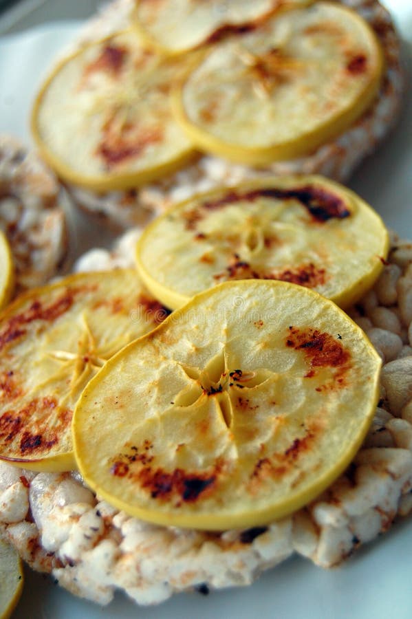 Biscuits De Riz Avec Les Puces Cuites Au Four De Pommes Photo stock ...