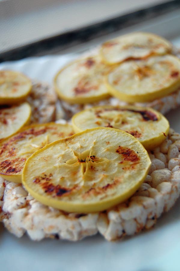 Biscuits De Riz Avec Les Puces Cuites Au Four De Pommes Photo stock ...