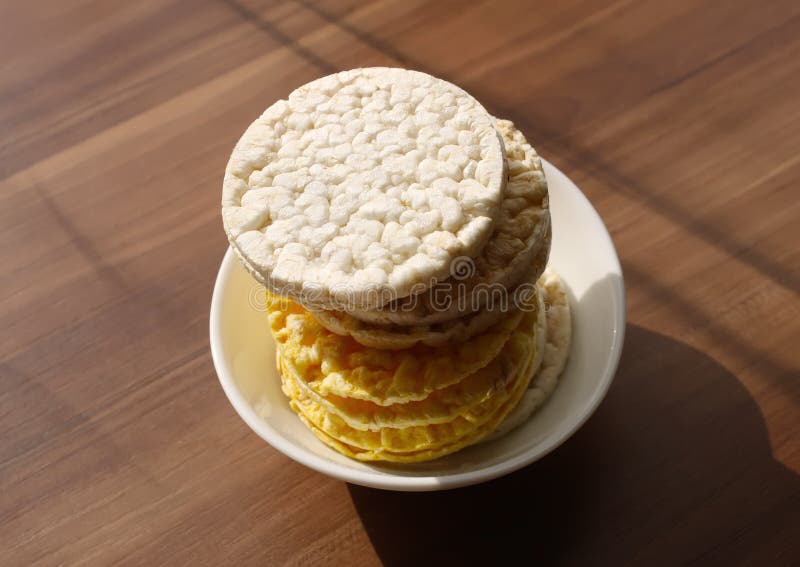 Biscuits De Riz Blanc Sur Le Fond Bleu Image stock - Image du fermer ...