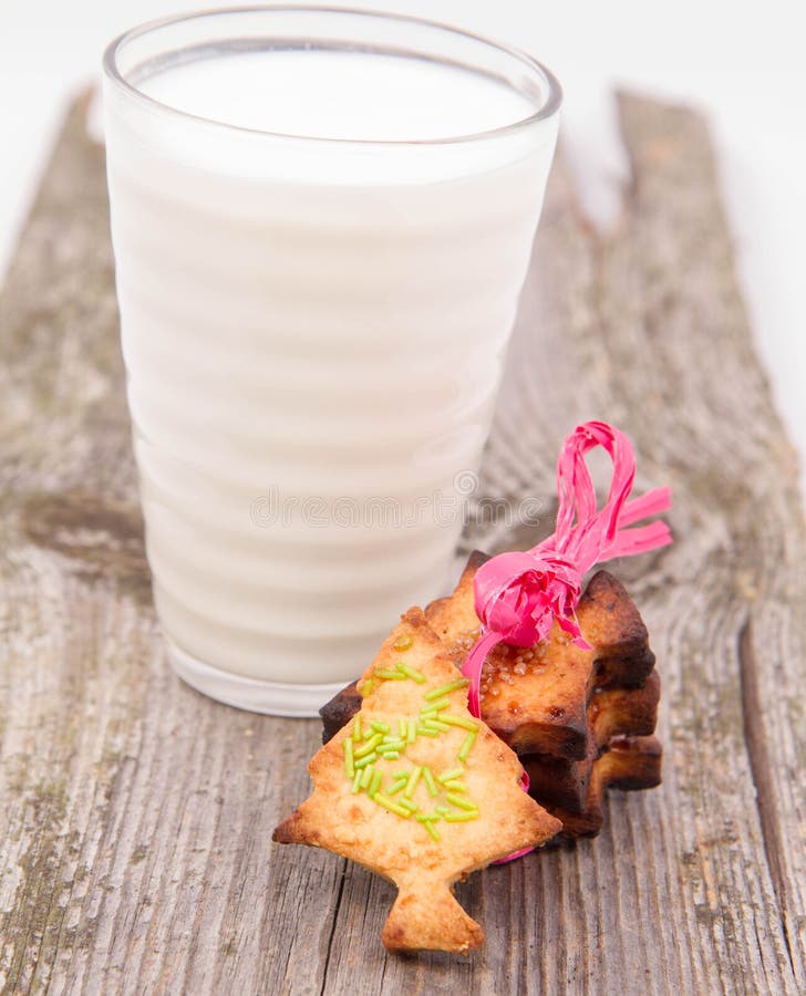 Biscuits et lait photo stock. Image du groupe, aromatique - 80919996