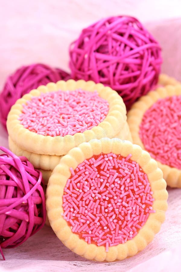 Des Biscuits Roses Sur La Vieille Coupe De Bois, En Forme De Coeur, Sur ...